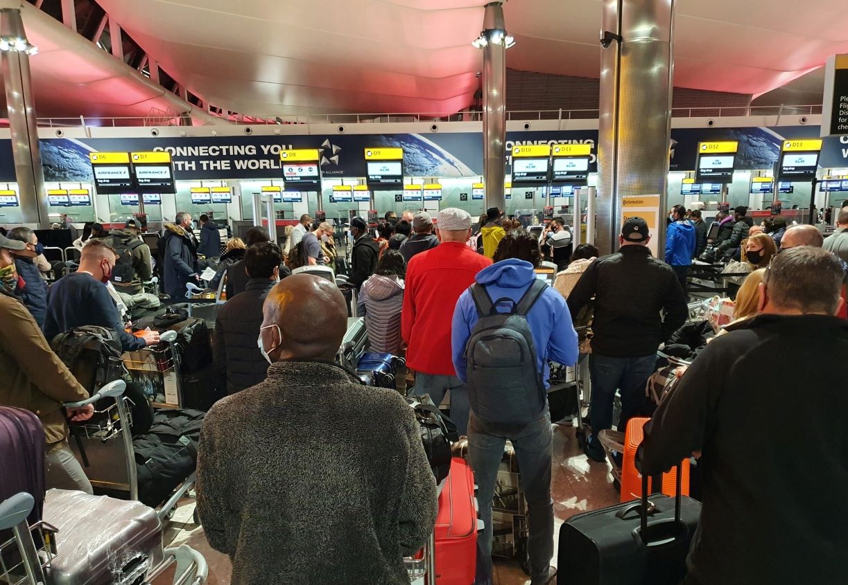 Long queues of Brits at the Heathrow Airport | NewsHub.co.uk